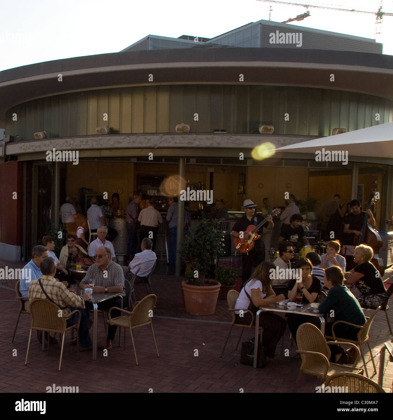 Crowds enjoying jazz music outside a cafe in Bilbao Stock Photo - Alamy