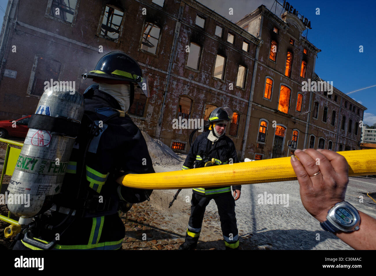 Firemen putting out house fire hi-res stock photography and images - Alamy