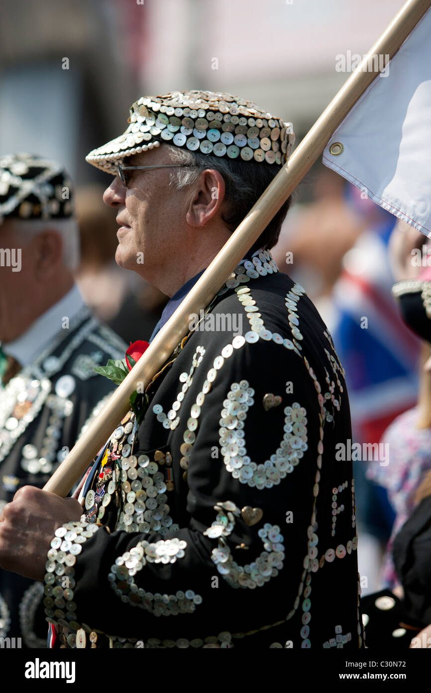 Traditional cockney costume hi-res stock photography and images - Alamy