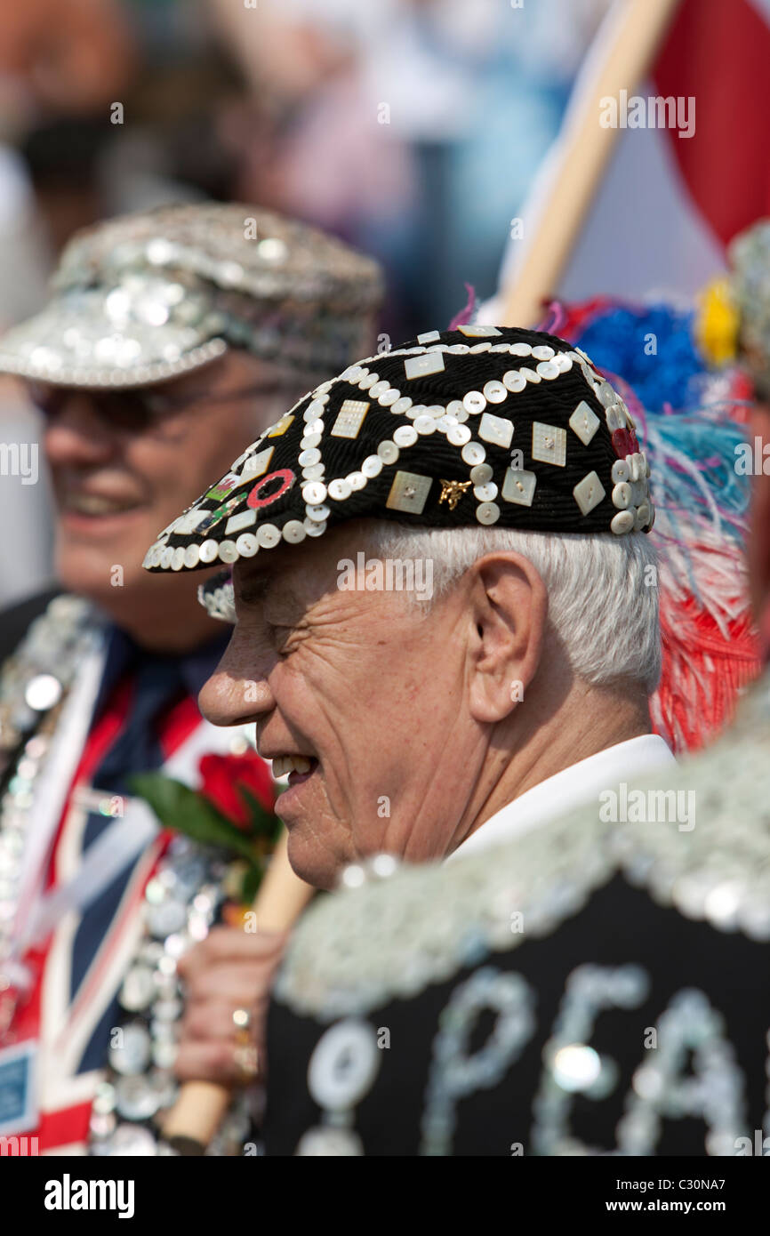 Traditional cockney costume hi-res stock photography and images - Alamy