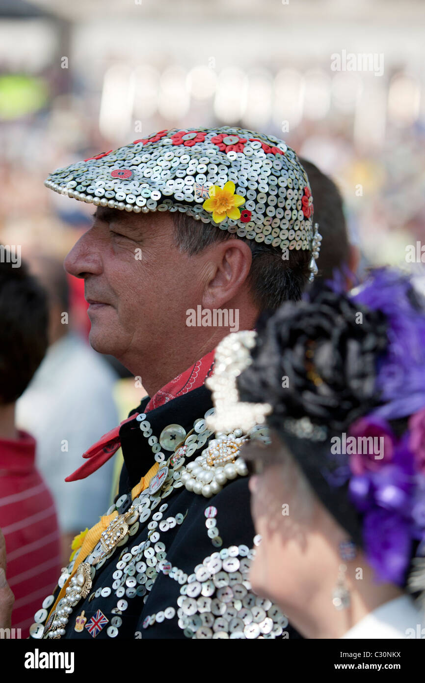 Traditional cockney costume hi-res stock photography and images - Alamy
