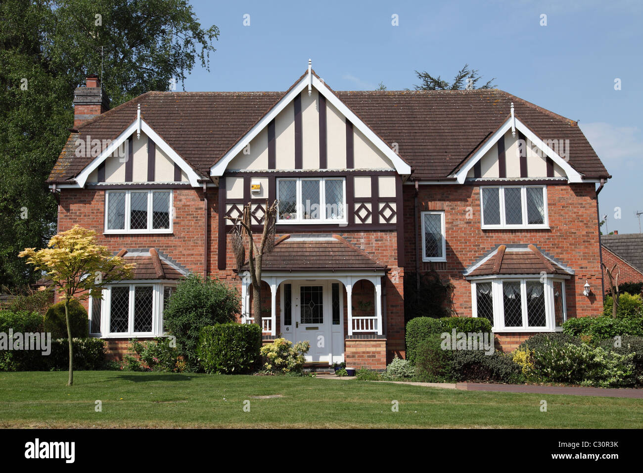 Modern detached house hi-res stock photography and images - Alamy