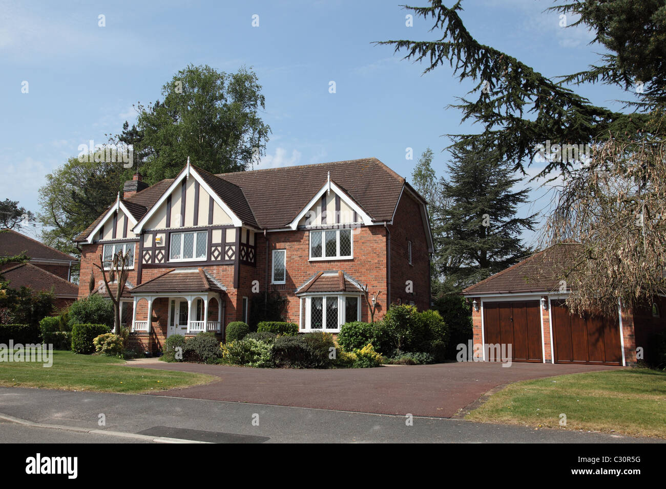 House exterior uk detached brick hi-res stock photography and images ...