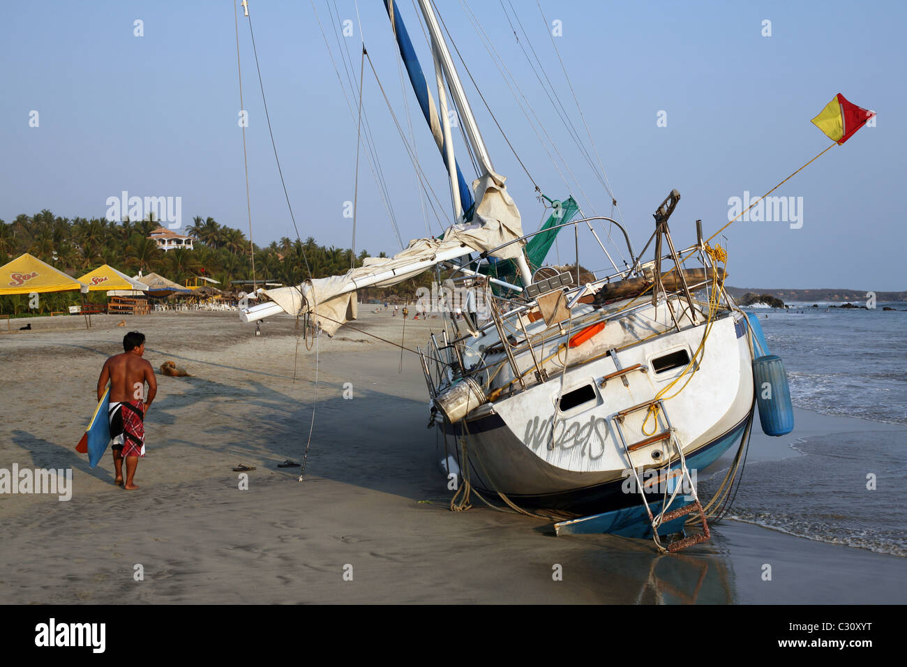 Beached yacht at Zicatela Beach, Puerto Escondido Stock Photo - Alamy