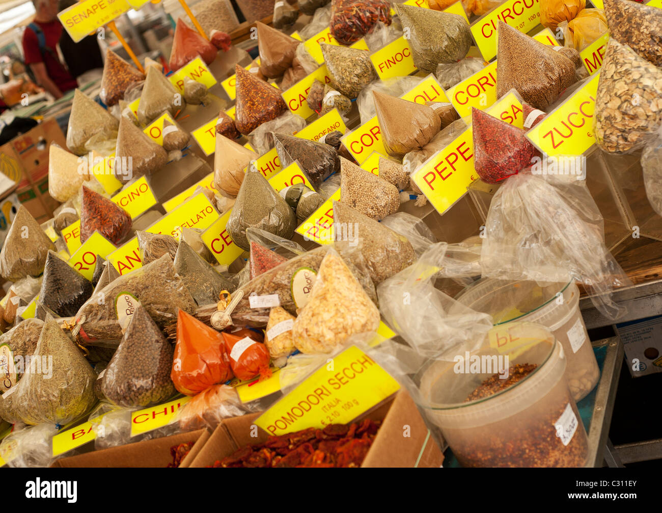 Mixed spices at market hi-res stock photography and images - Alamy
