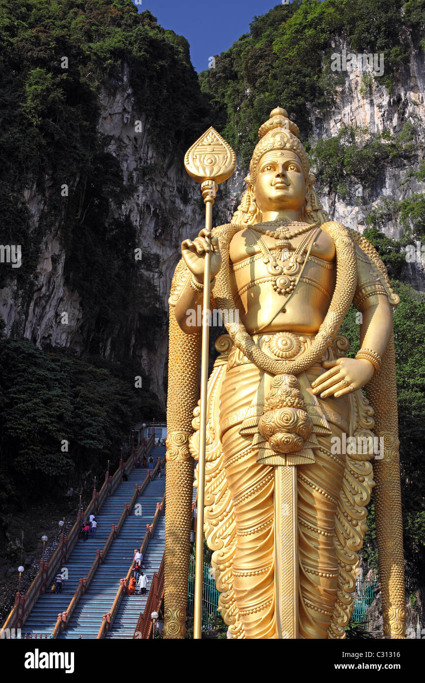 Giant statue of Hindu God Muruga next to the stairs of Batu Caves Stock ...