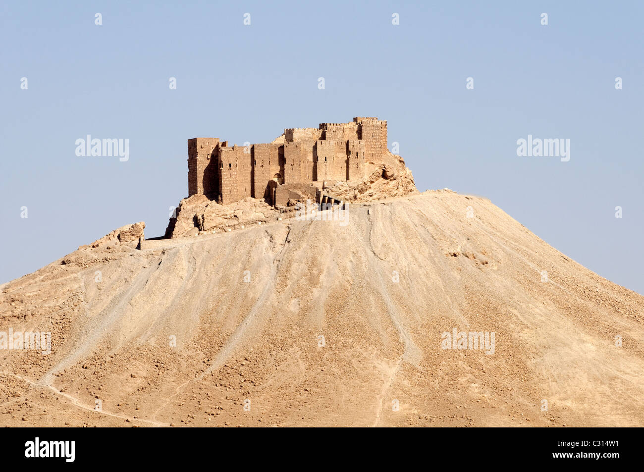 Palmyra. Syria. View of the hilltop 17th century Arab castle or citadel ...