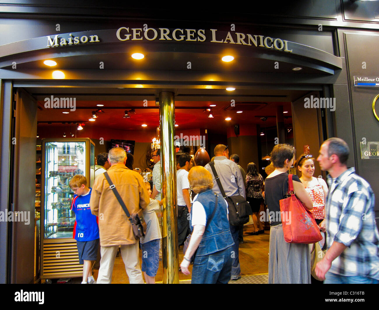 Chocolate shop front paris hi-res stock photography and images - Alamy
