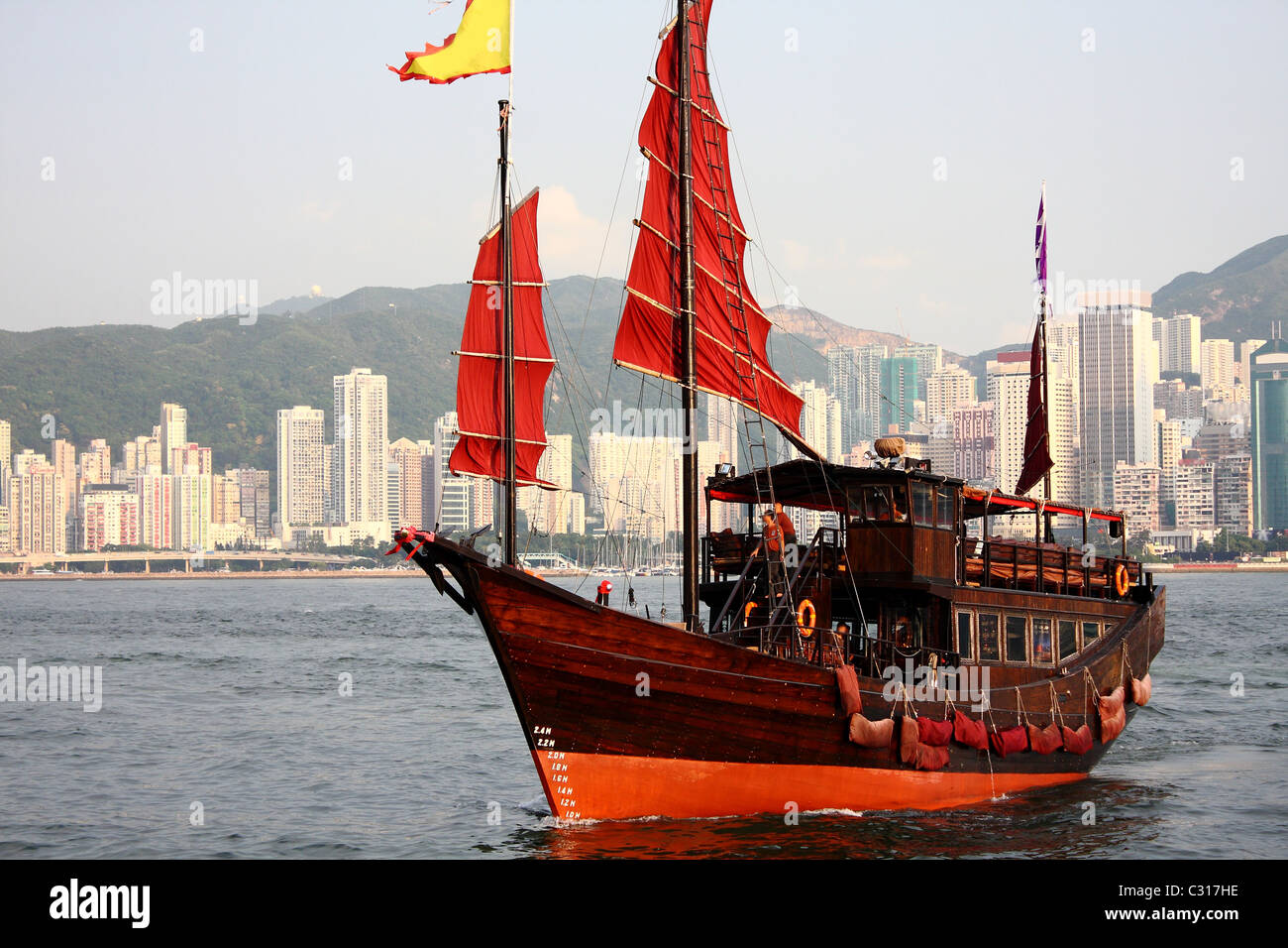 Traditional Chinese Boat on Victoria Harbour, Hong Kong Stock Photo - Alamy