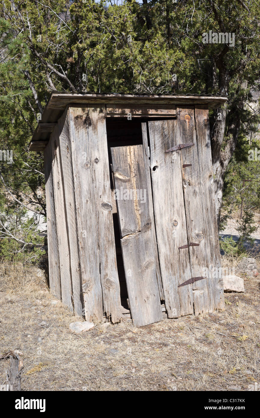 American outhouse hi-res stock photography and images - Alamy