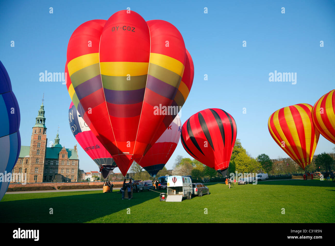 Hot air balloon gondola gondolas hi-res stock photography and images ...