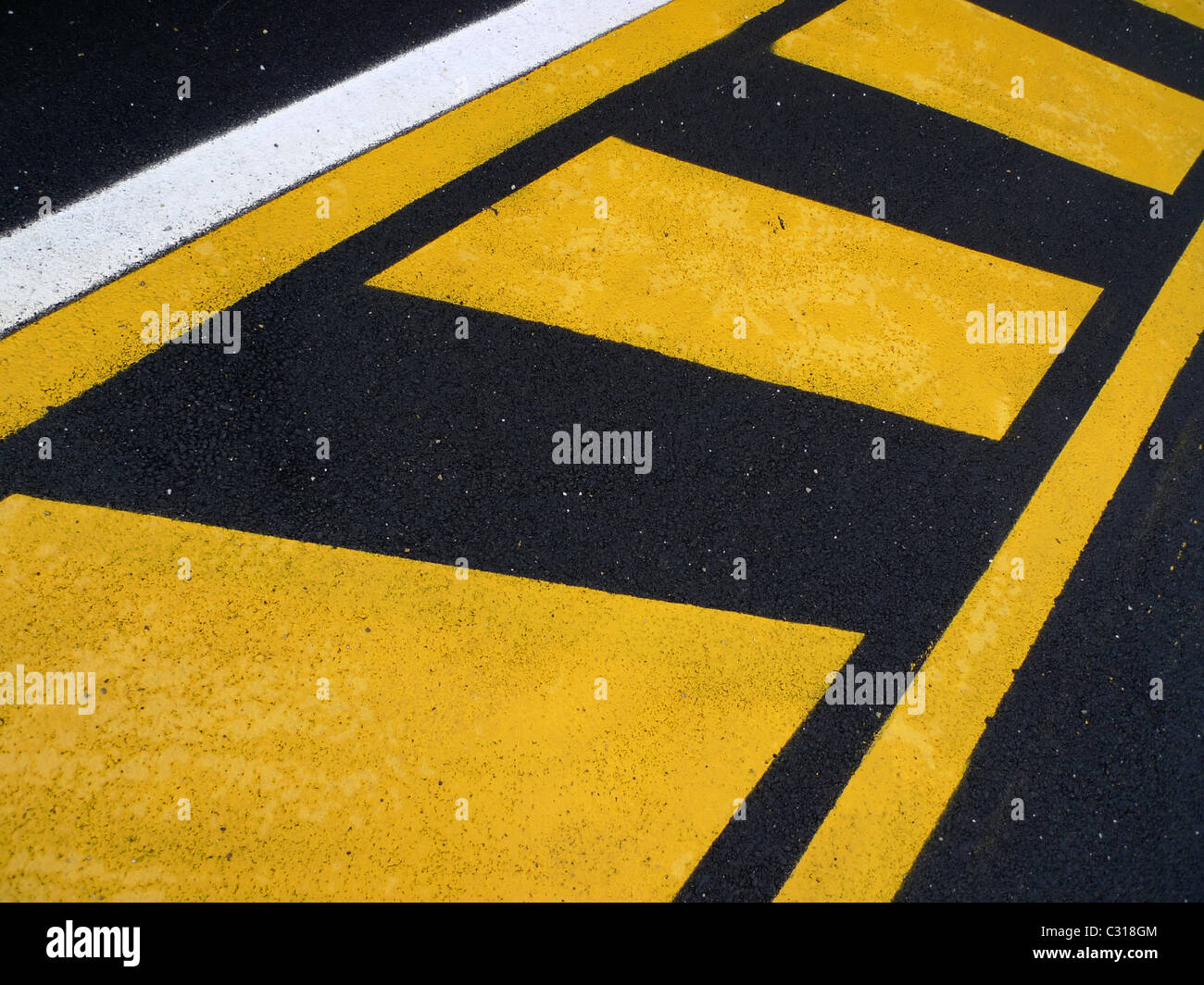 yellow line asphalt walking in cities Stock Photo - Alamy