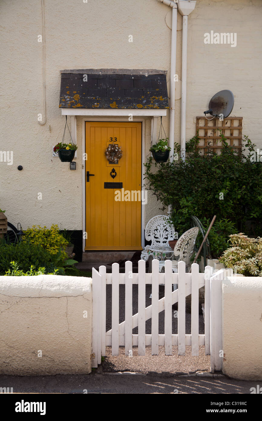 White wooden cottage gate hi-res stock photography and images - Alamy