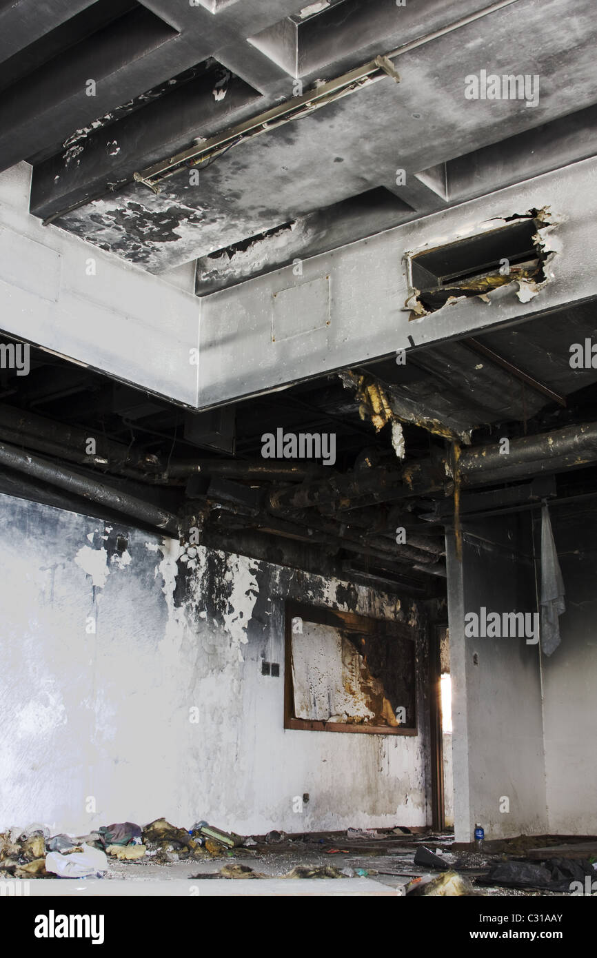 house destroyed by fire Stock Photo - Alamy