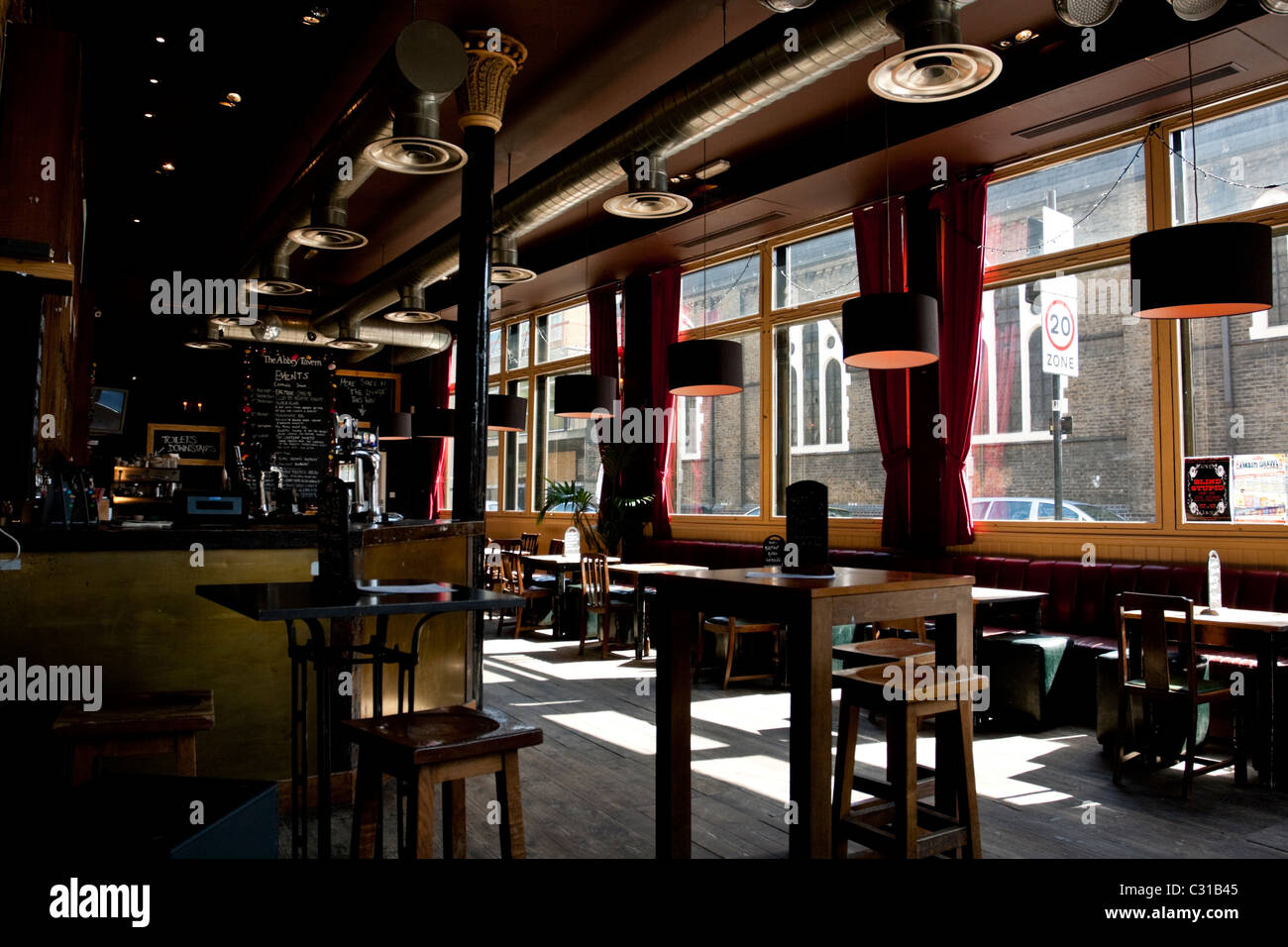 Empty pub interior uk hi-res stock photography and images - Alamy