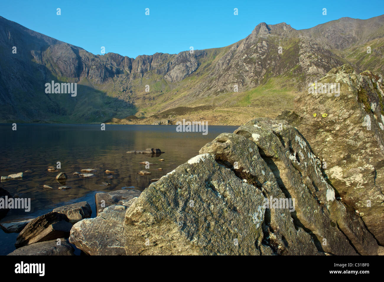 Cwm idwal devils kitchen hi-res stock photography and images - Alamy