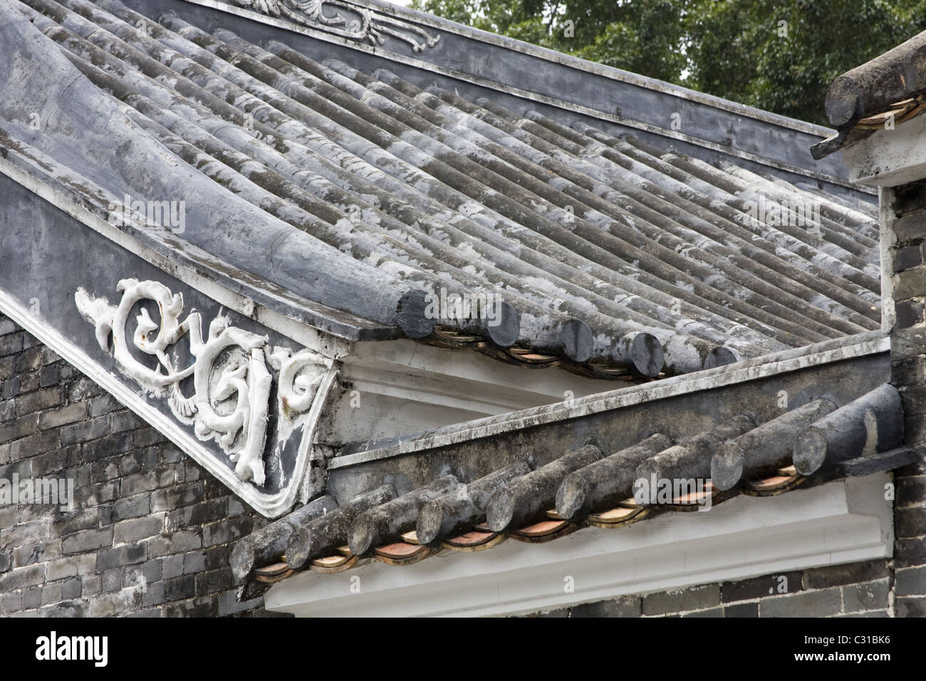 Ancient chinese house roof tiles hi-res stock photography and images ...