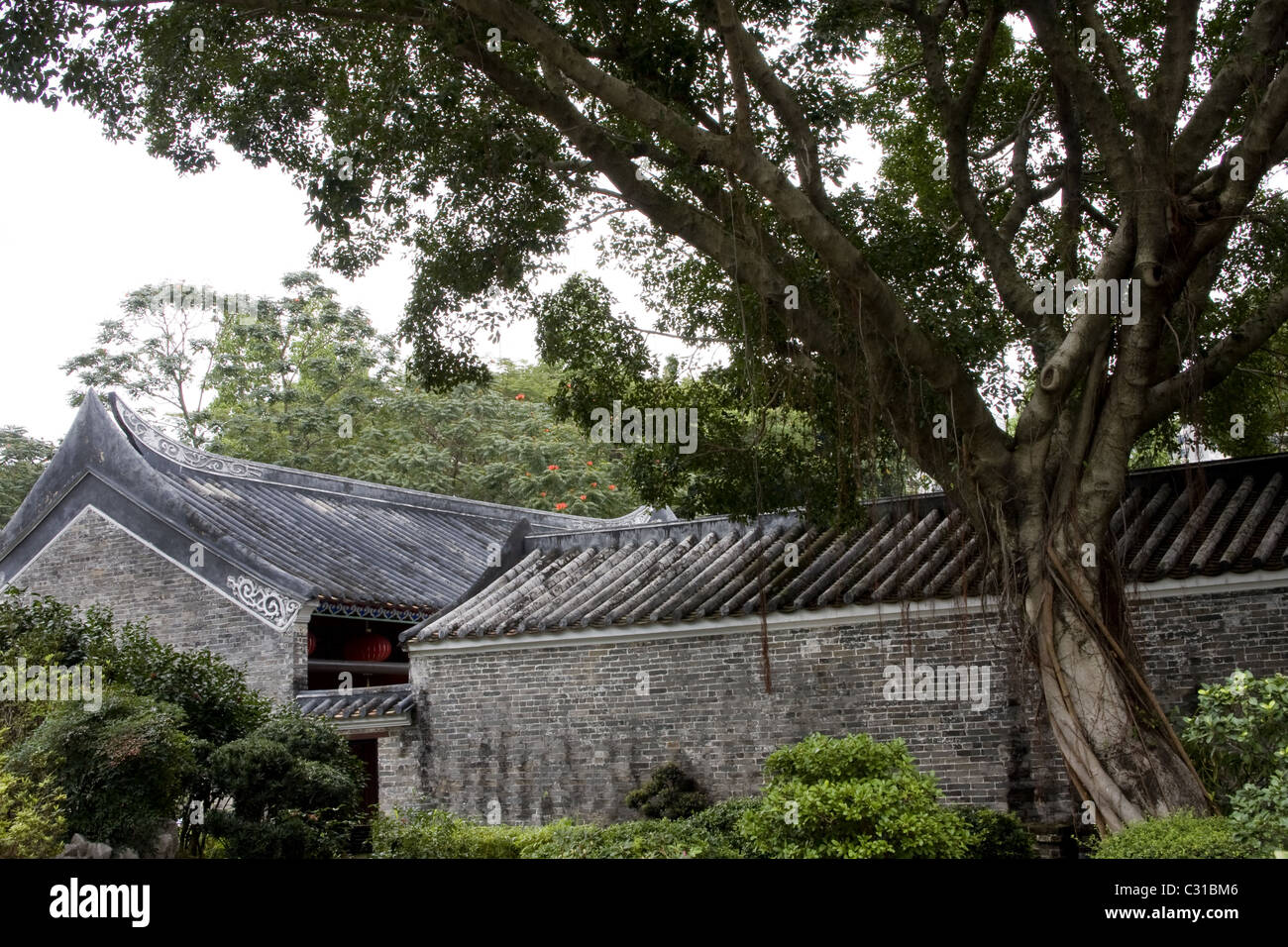 China tiles ancient house building hi-res stock photography and images ...