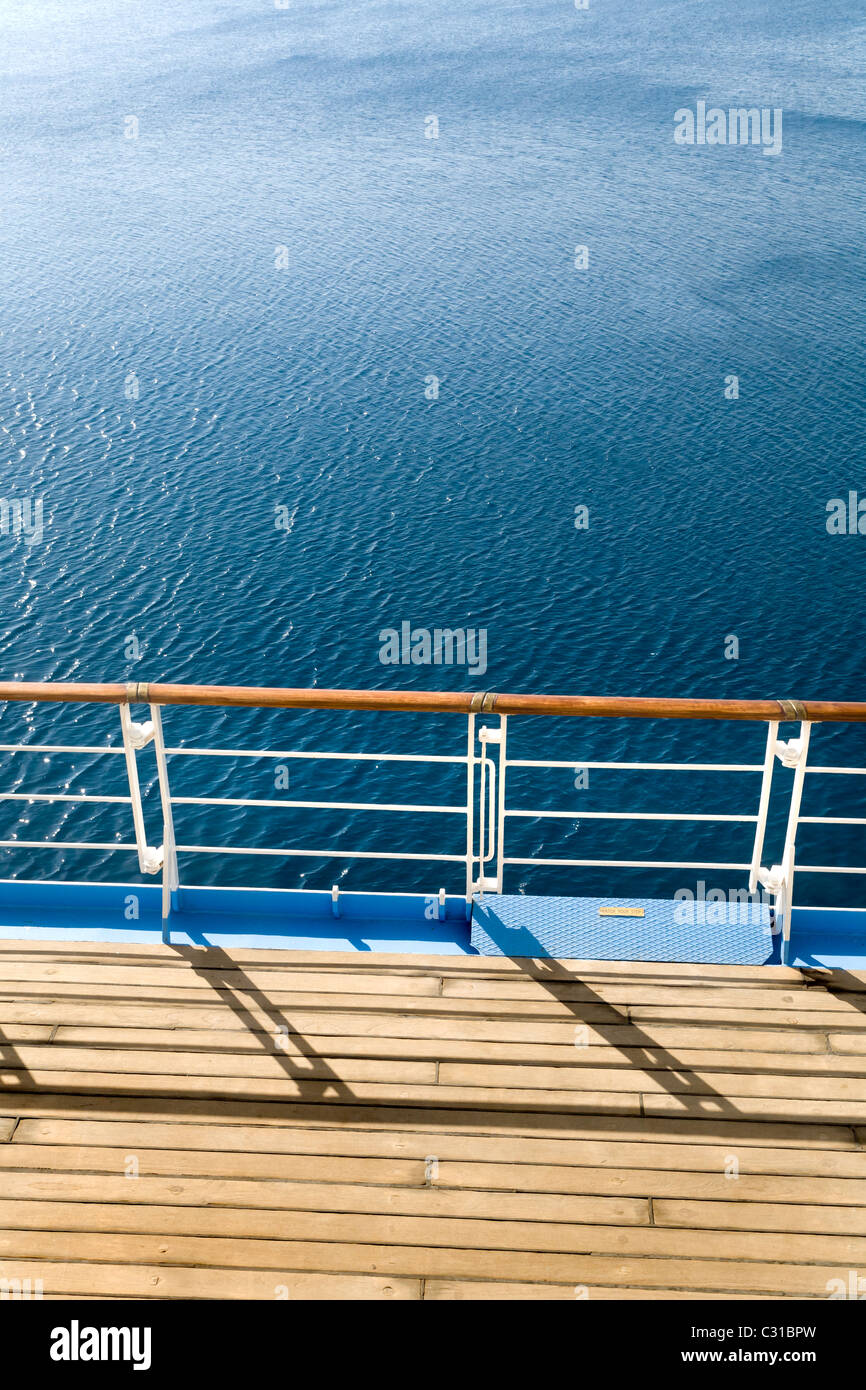 VIEW OF THE WATER FROM THE EMPTY DECK OF A CRUISE SHIP Stock Photo - Alamy