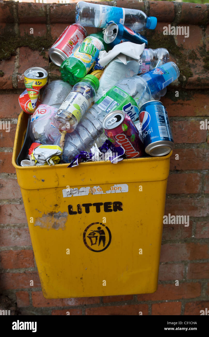 Overflowing litter bin Stock Photo - Alamy Overflowing litter bin Stock Photo - Alamy