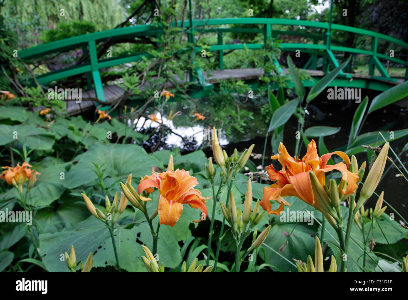 Monet's garden giverny japanese bridge hi-res stock photography and ...