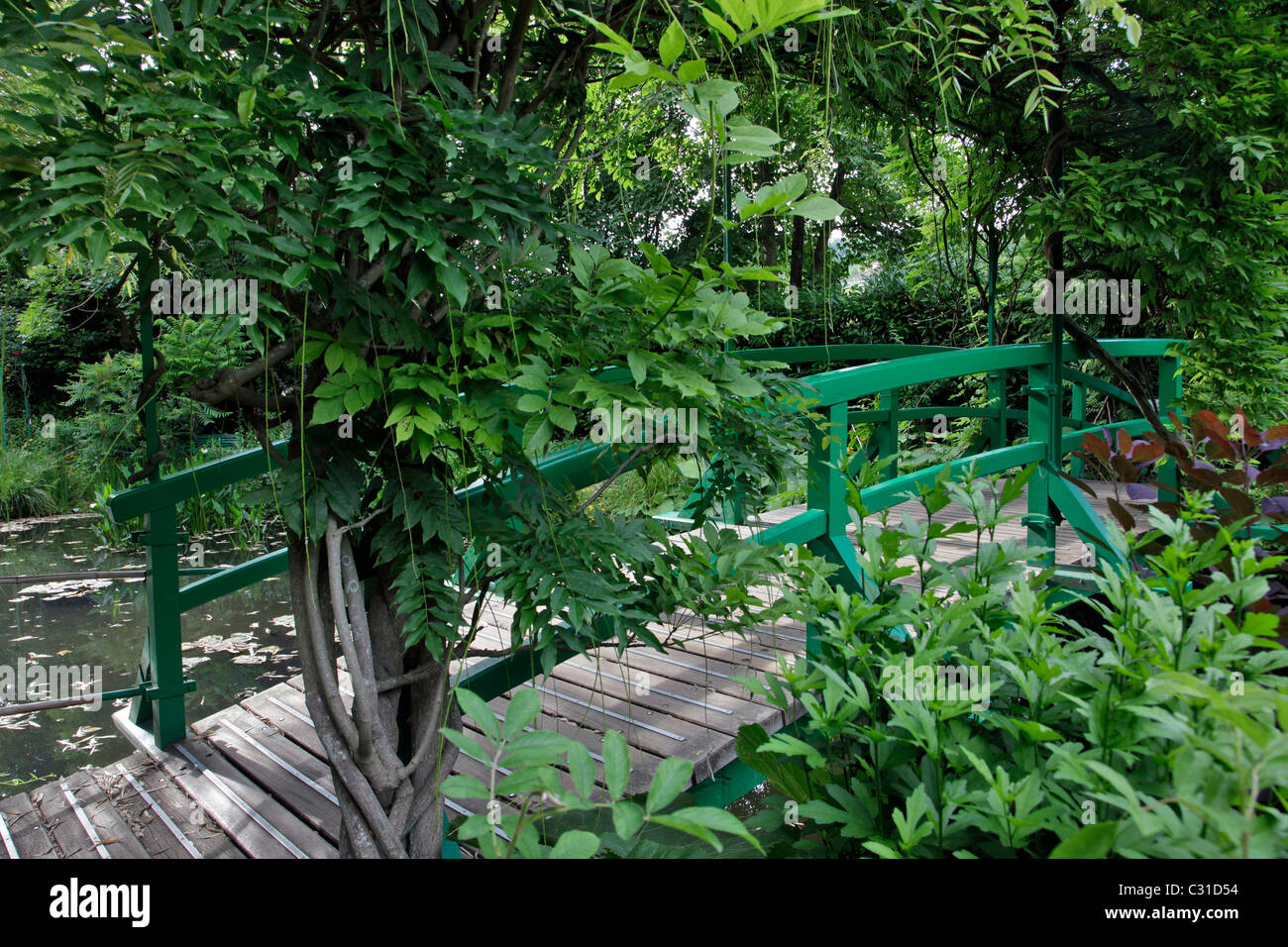 Monet's garden giverny japanese bridge hi-res stock photography and ...