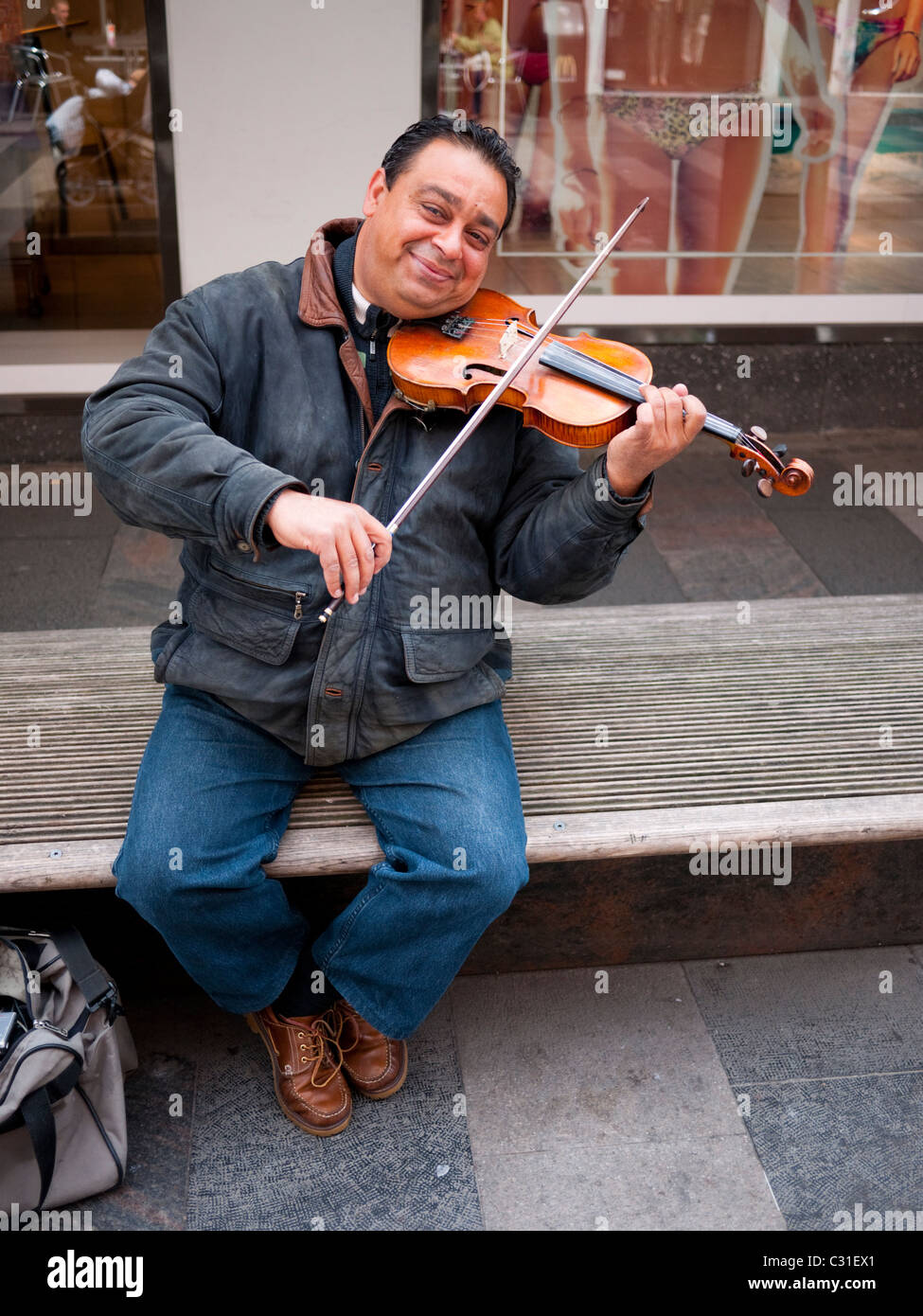 Street violin hi-res stock photography and images - Alamy