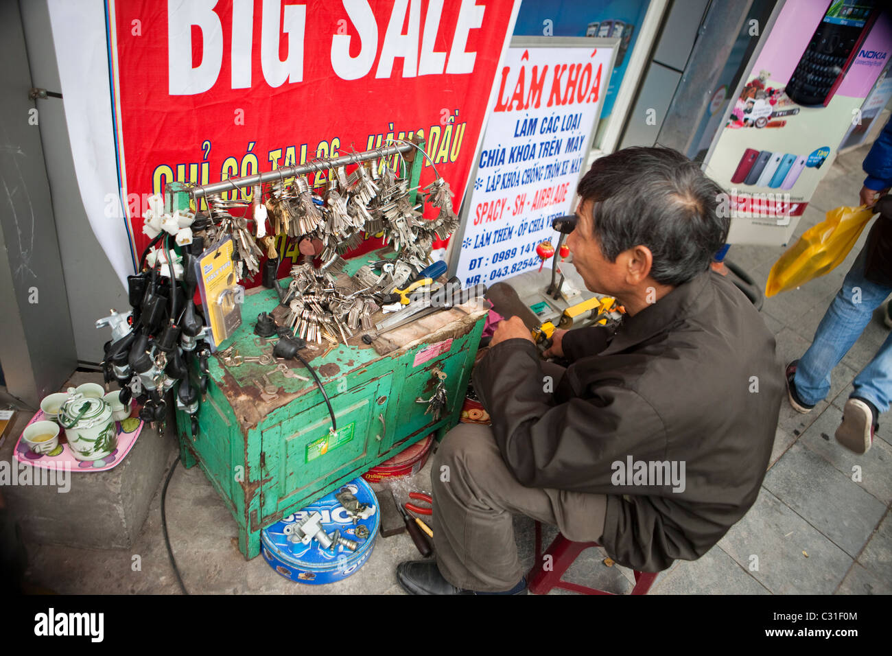Key repair and salesman, Hanoi, Vietnam Stock Photo - Alamy