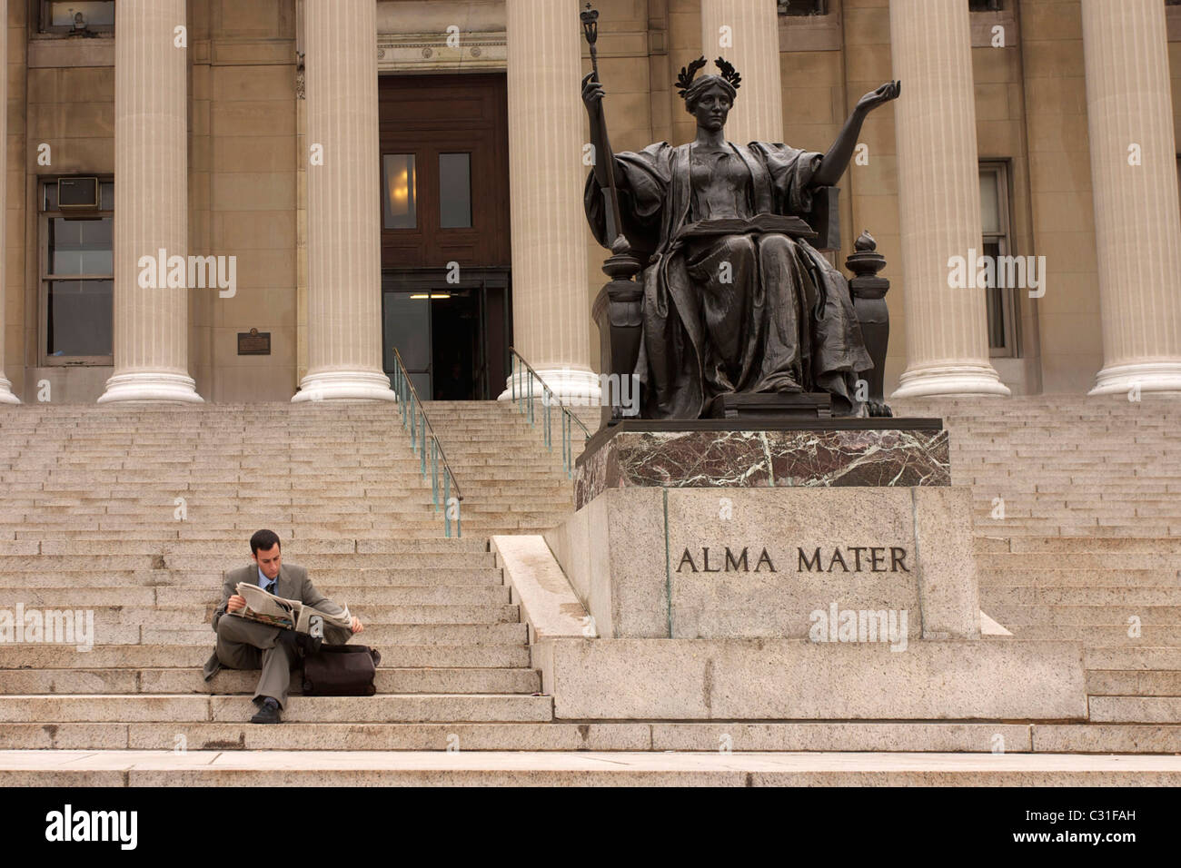 Reading statue foot hi-res stock photography and images - Alamy