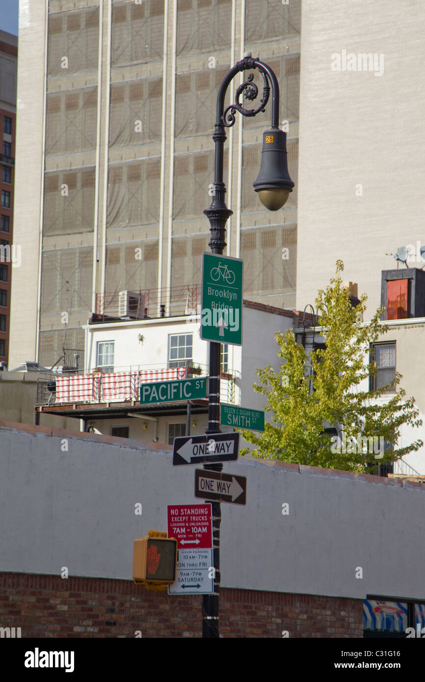 Lamppost signs hi-res stock photography and images - Alamy