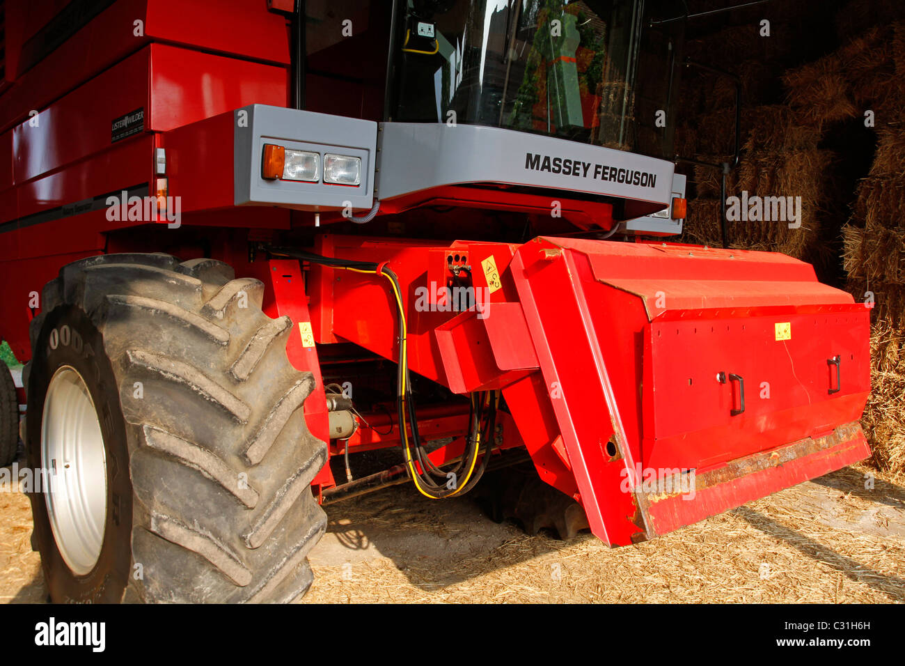 Massey ferguson combine hi-res stock photography and images - Alamy