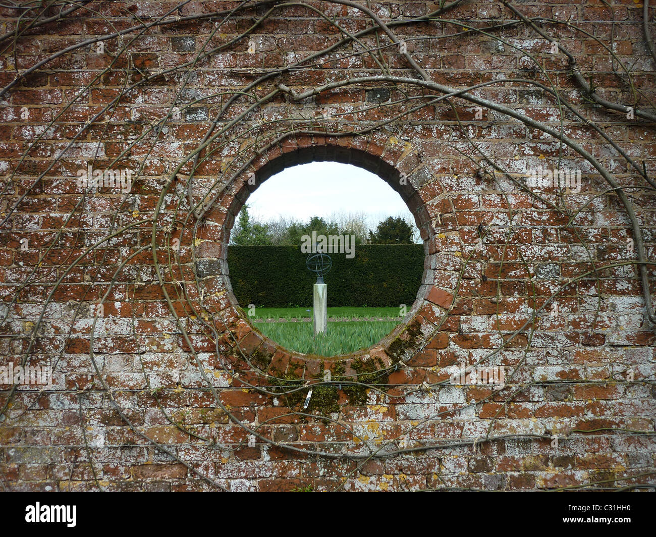 Wall with circular hole hi-res stock photography and images - Alamy