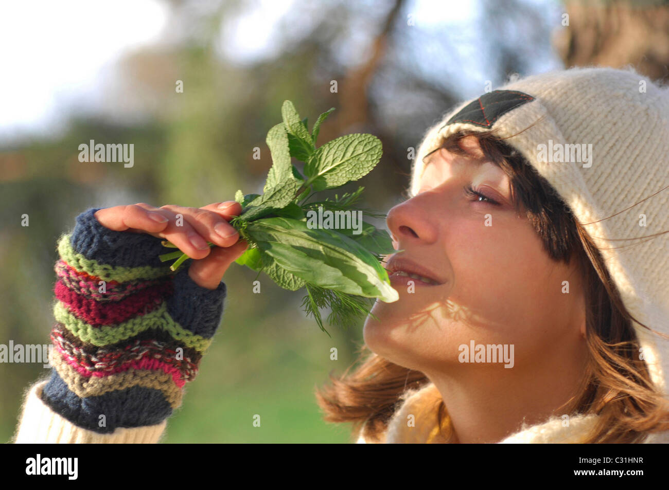 HEALTH AND PLANTS. YOUNG WOMAN IN THE OUTDOORS WITH A BUNCH OF HERBS ...