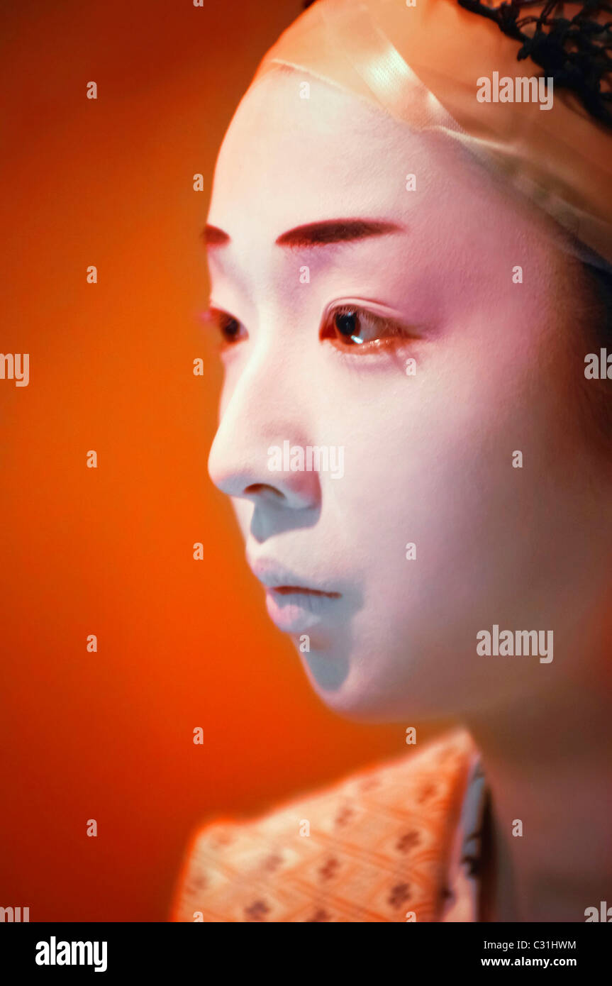 Geisha profile hi-res stock photography and images - Alamy