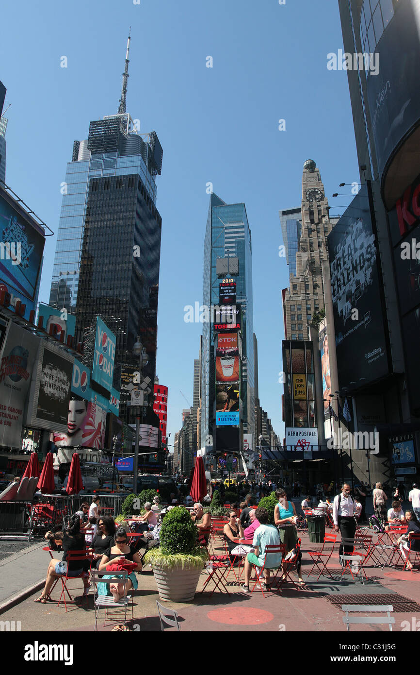 PEDESTRIAN ZONE AND BUILDINGS ON TIMES SQUARE, MIDTOWN MANHATTAN, NEW ...