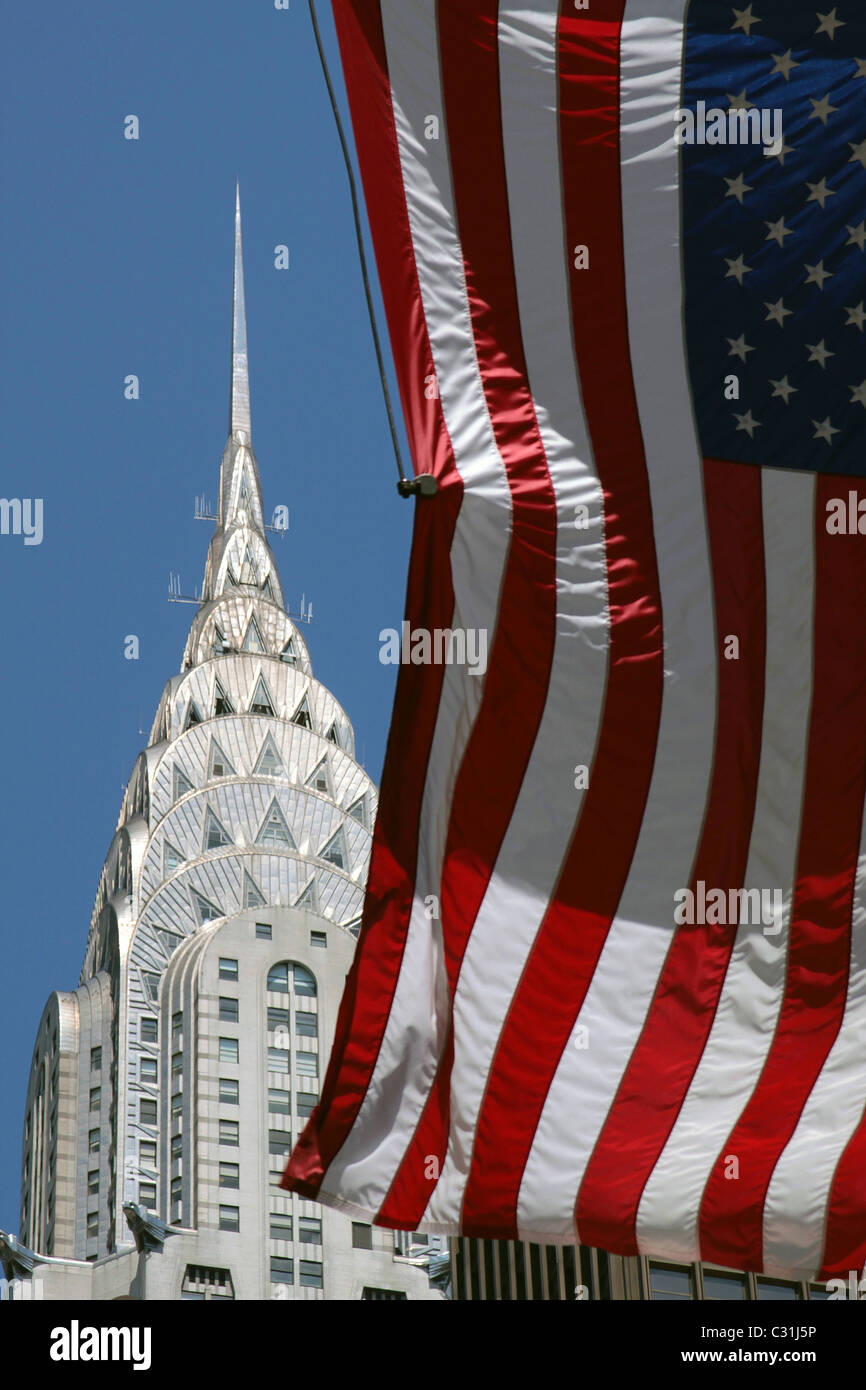 AMERICAN FLAG IN FRONT OF THE CHRYSLER BUILDING, MIDTOWN MANHATTAN, NEW ...