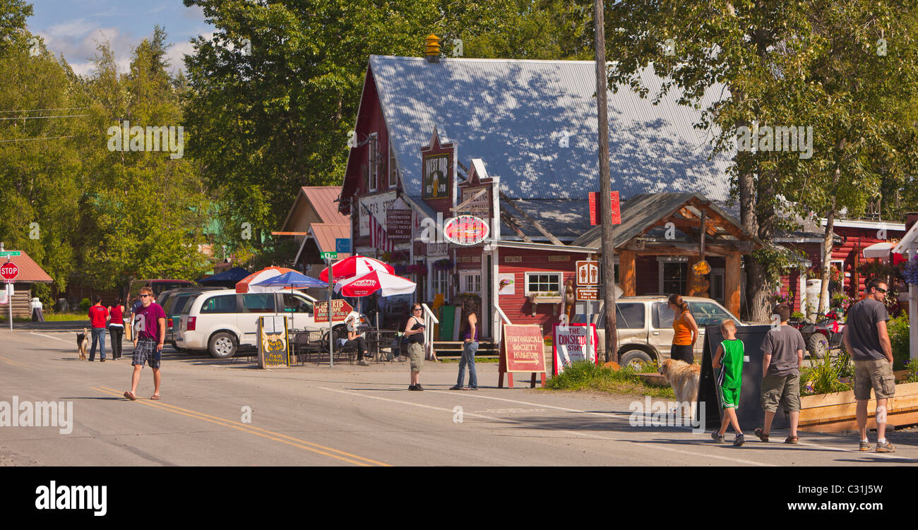 Summer street scene hi-res stock photography and images - Alamy