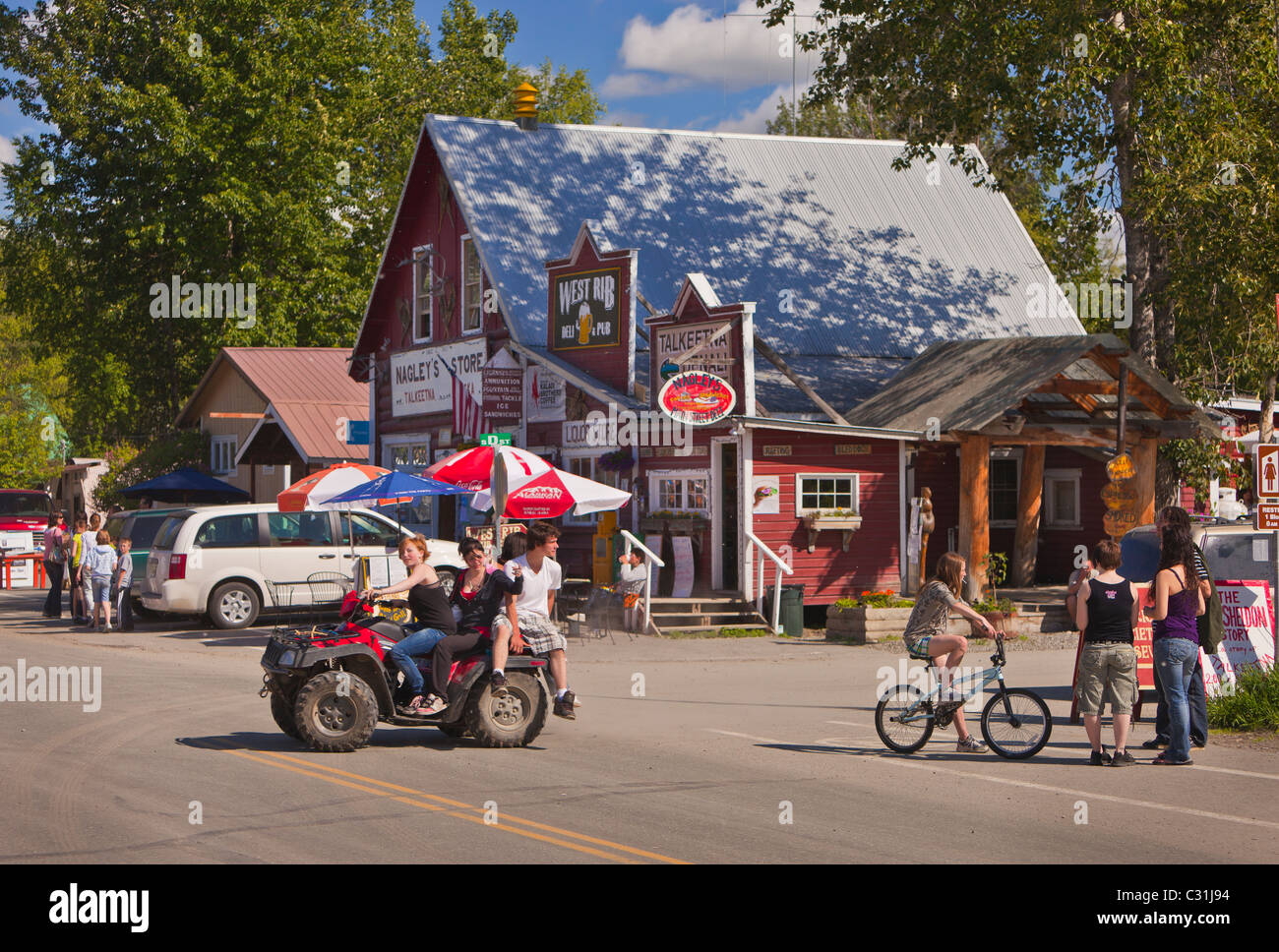Summer street scene hi-res stock photography and images - Alamy