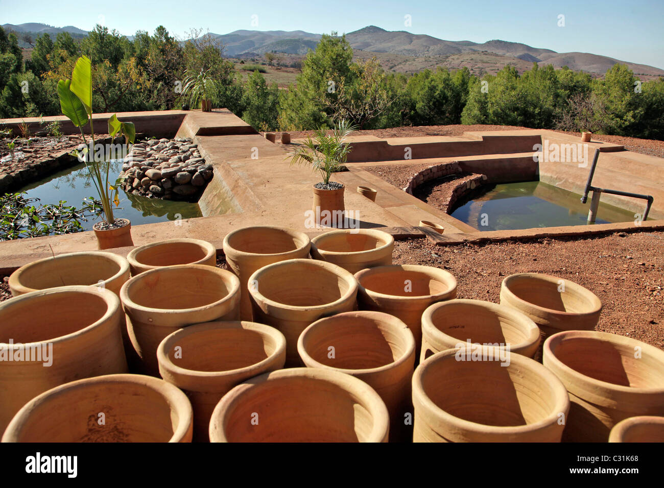 Clay water pot africa hi-res stock photography and images - Alamy
