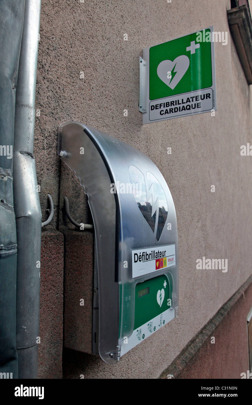 On street defibrillator hi-res stock photography and images - Alamy
