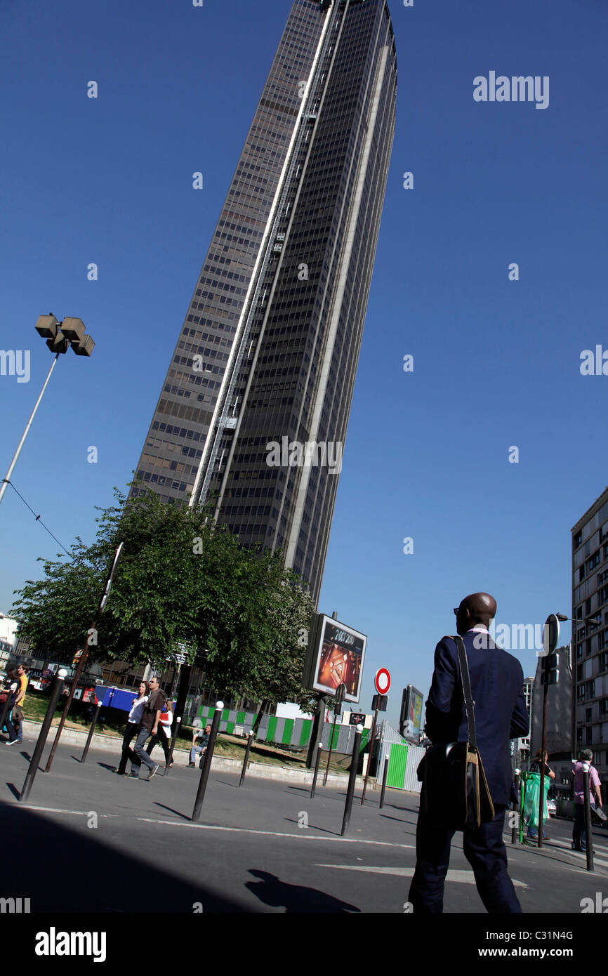 Train front facing hi-res stock photography and images - Alamy