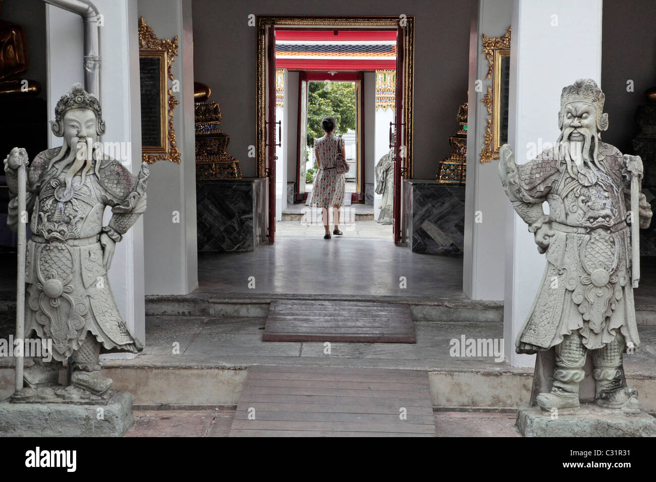 Stone statues guard entrance temple hi-res stock photography and images ...