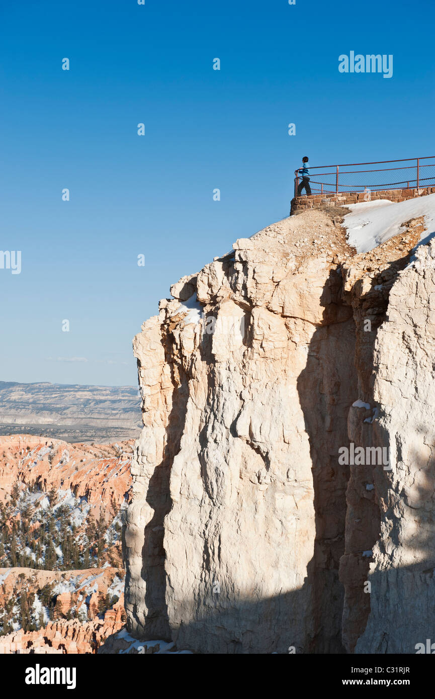 tourist on viewing platform at Upper Inspiration point, Bryce Canyon ...