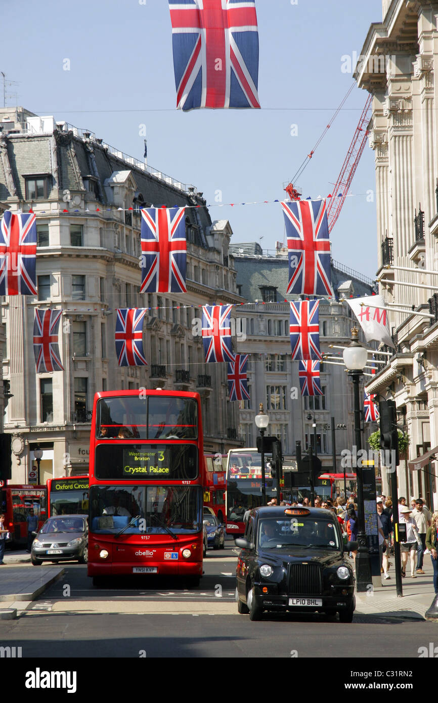 Union jack flag above london taxi hi-res stock photography and images ...