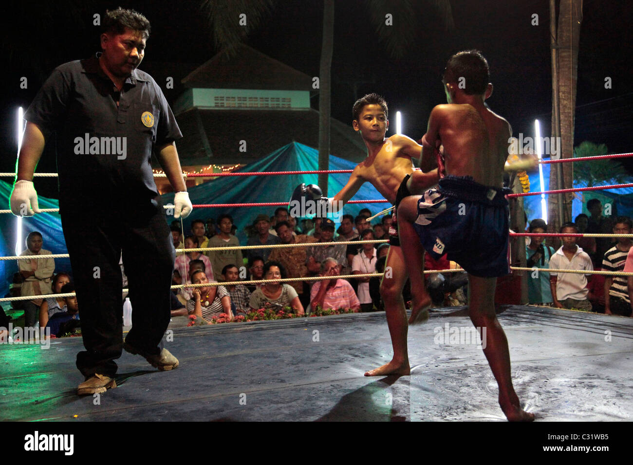 THAI BOXING MATCH IN THE EVENING AT THE CORAL HOTEL, BANG SAPHAN ...