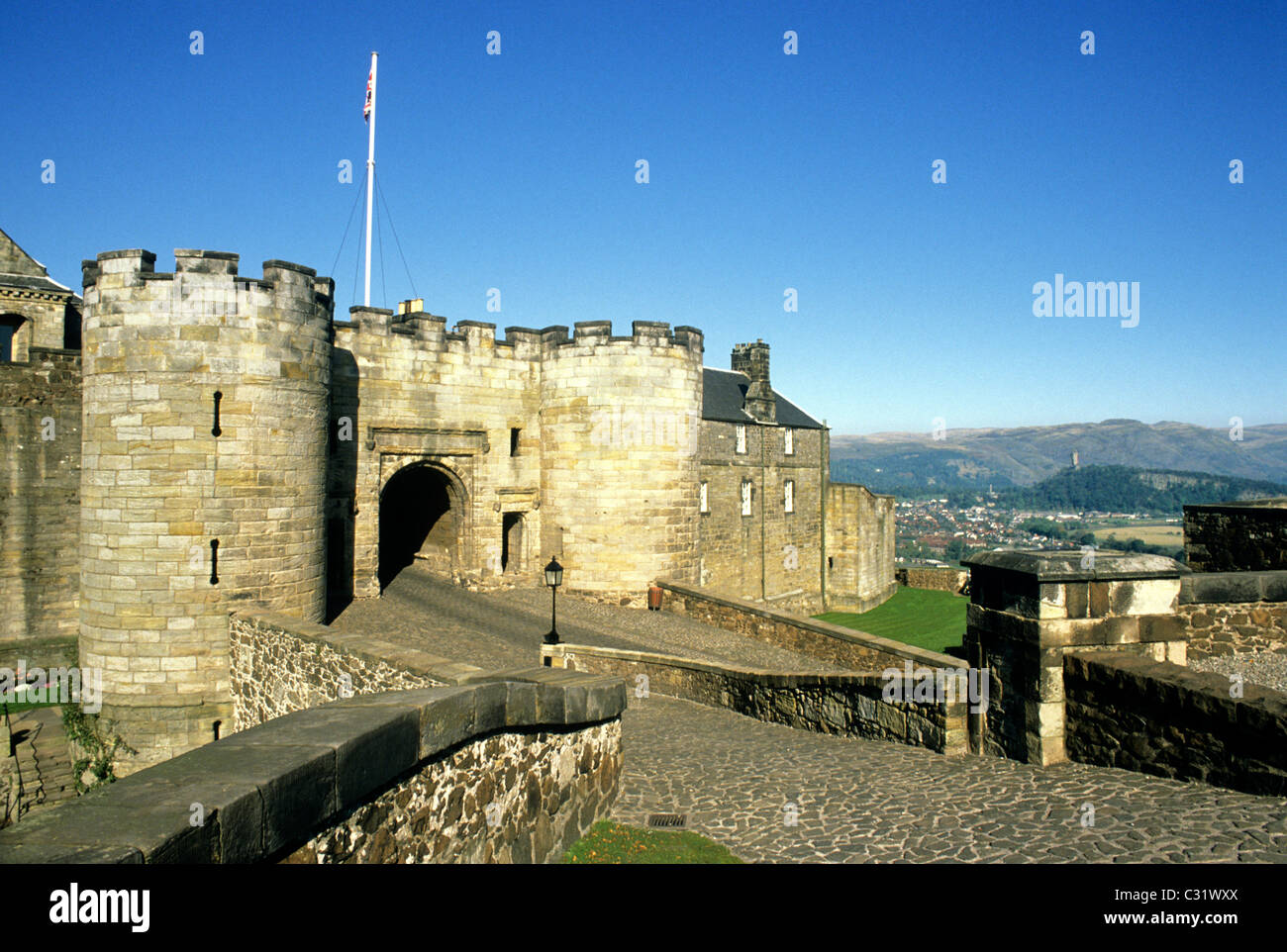Stirling castle gatehouse and town hi-res stock photography and images ...