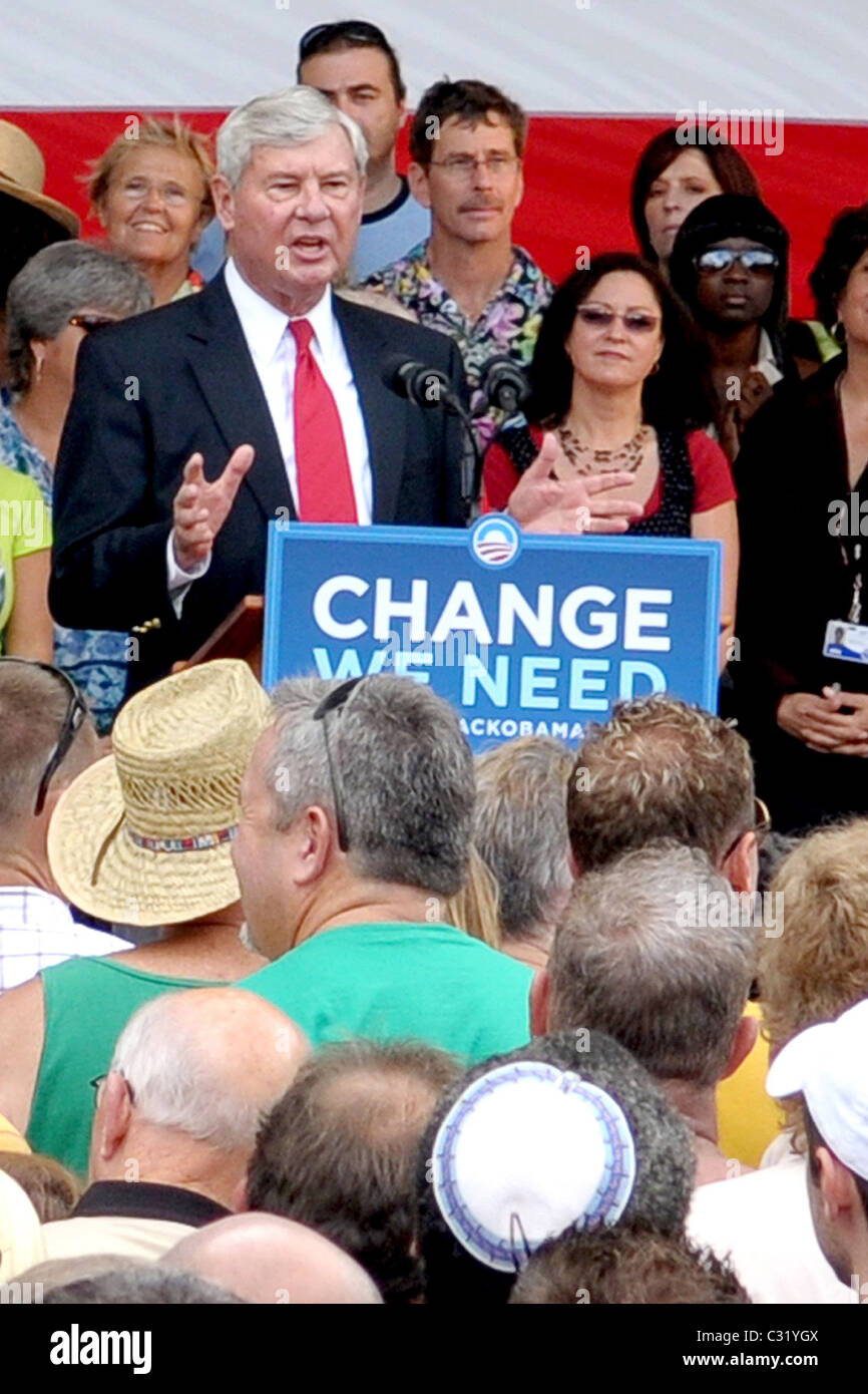 Bob Graham introduces Senator Hillary Rodham Clinton to speak at a ...