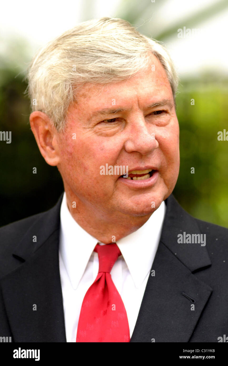 Bob Graham Senator Hillary Rodham Clinton speaks at a 'Vote for Change ...