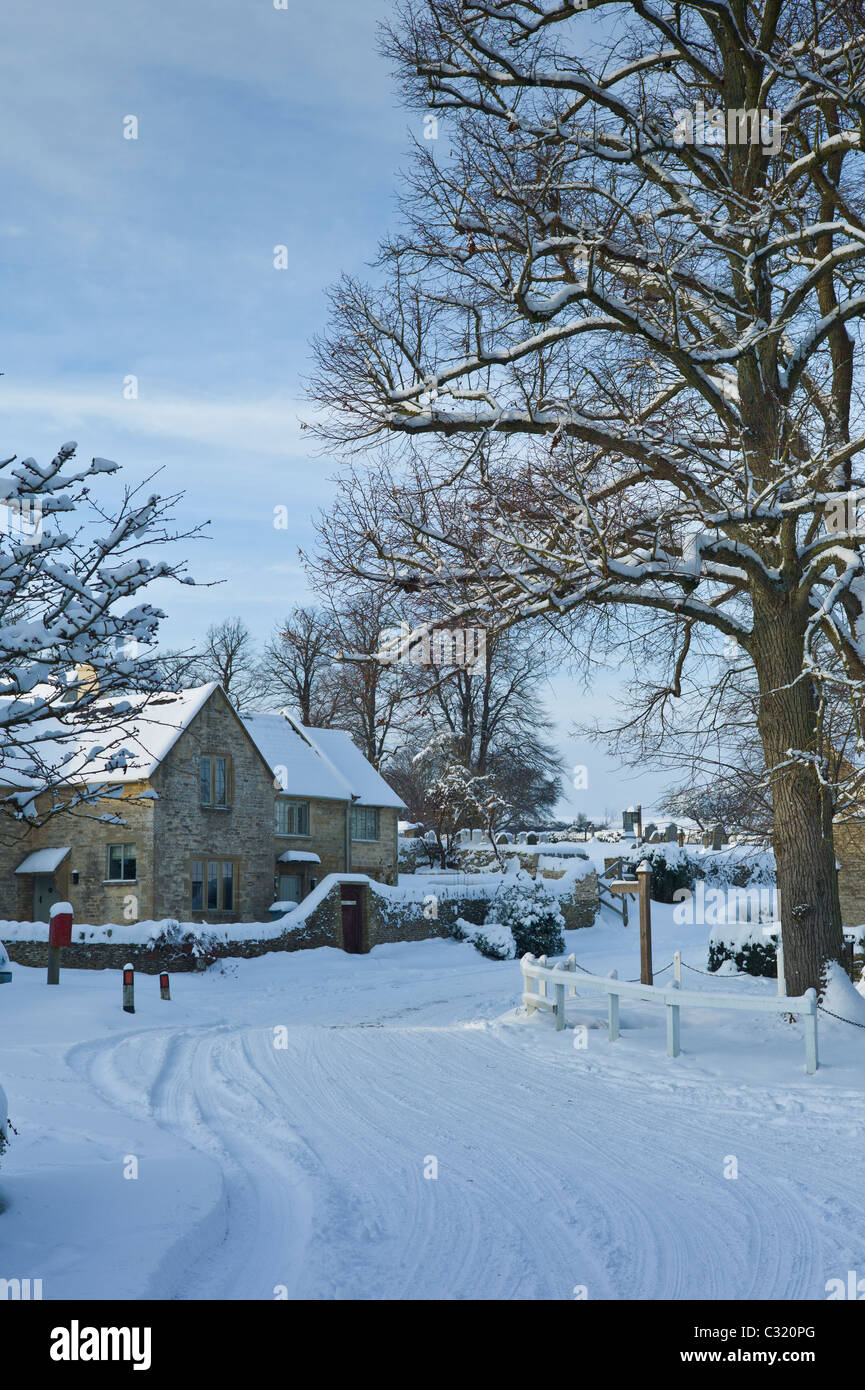 English village snow scene hi-res stock photography and images - Alamy