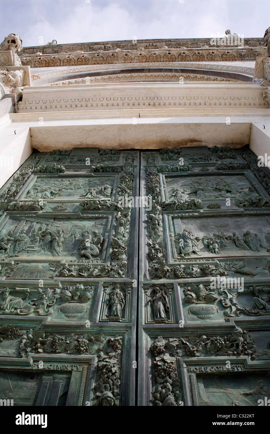 Pisa - gate of cathedral Stock Photo - Alamy